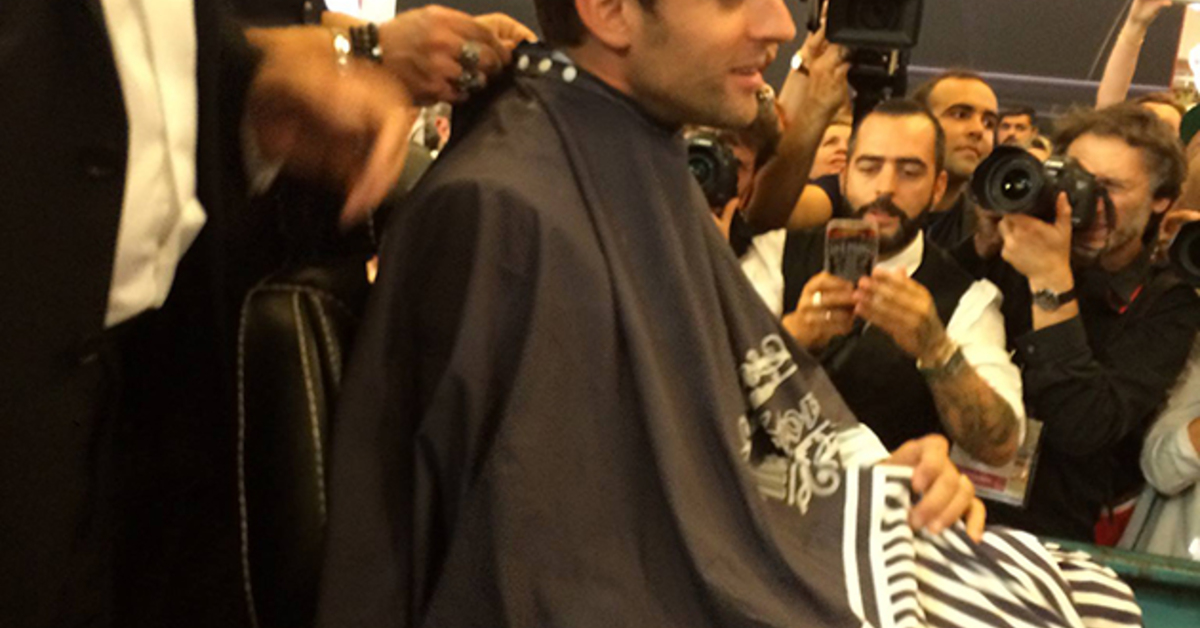 Emmanuel Macron vient se faire tailler la barbe sur le Mondial Coiffure ...